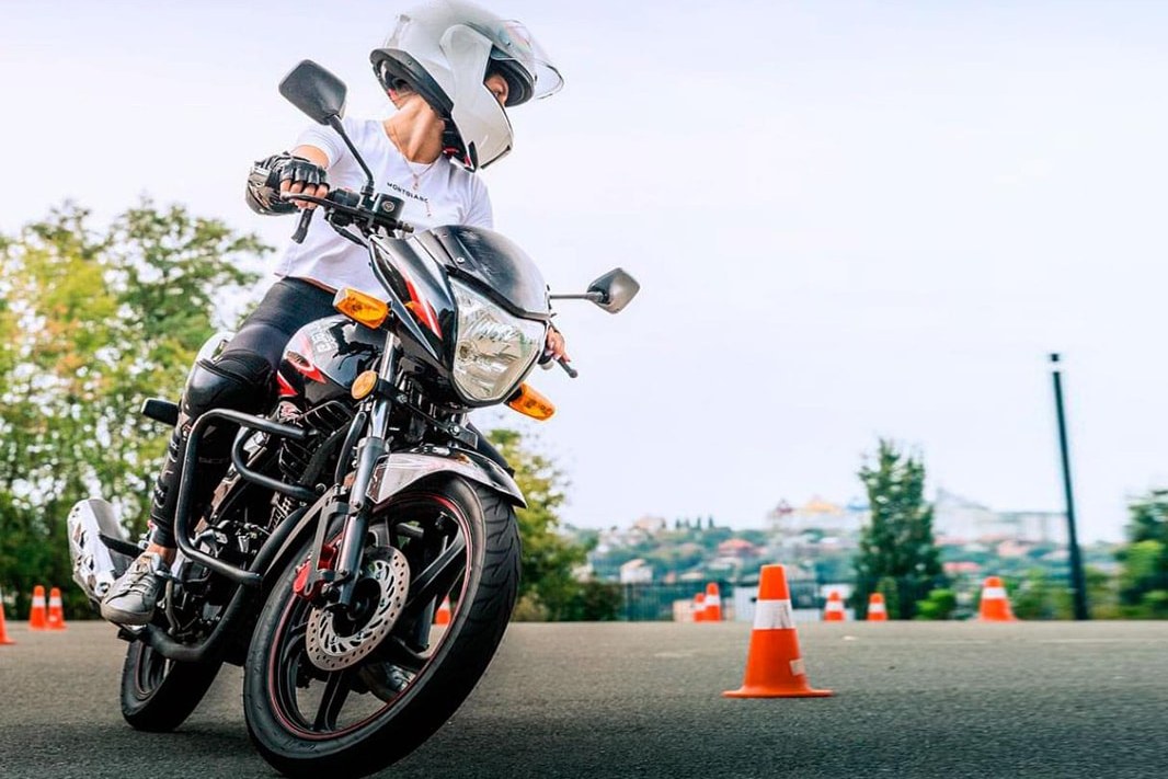 Motorcycle Riding School - Riding